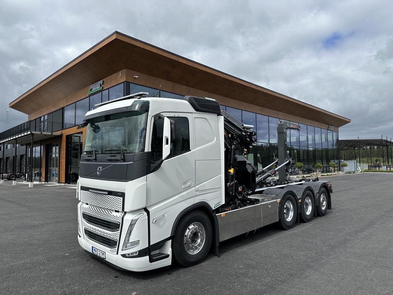 Volvo FH500 Tridem kranväxlare Hiab 408 E6 med jibb – Hakarps Equipment