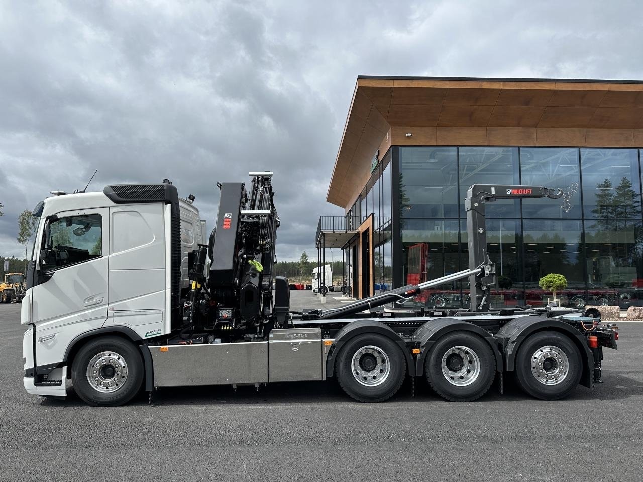 Volvo FH500 Tridem kranväxlare Hiab 408 E6 med jibb – Hakarps Equipment