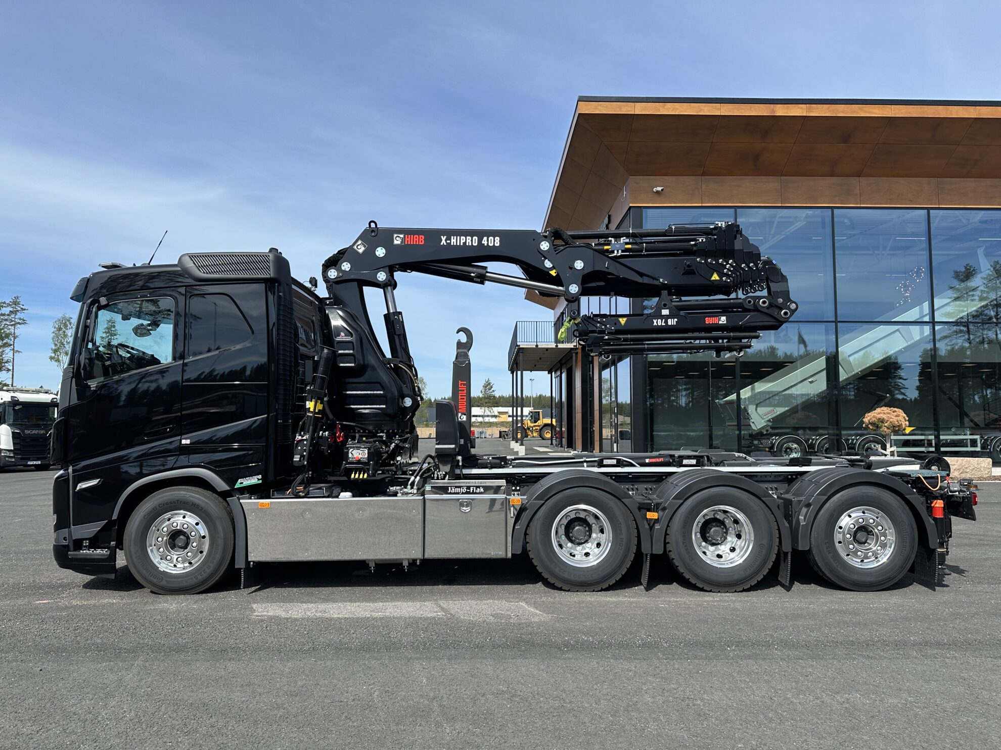 Volvo FH500 Tridem kranväxlare Hiab 408 E6 med jibb – Hakarps Equipment