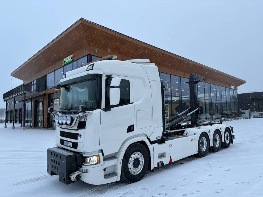 Scania R530 Tridem LVX fullt plogutrustad med underbett – Hakarps Equipment